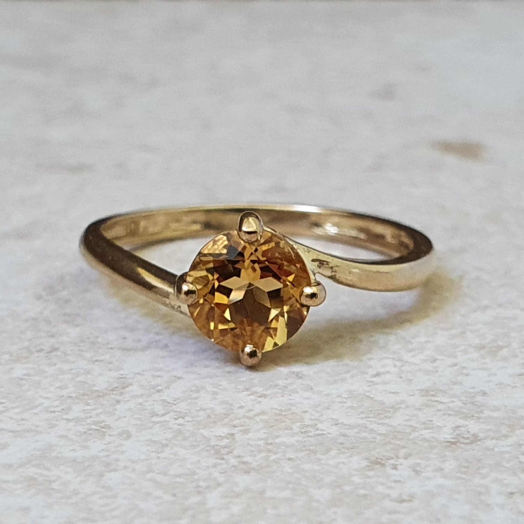 Citrine Solitaire Ring in 9ct Gold. - Gems Afire - Vintage Jewellery UK