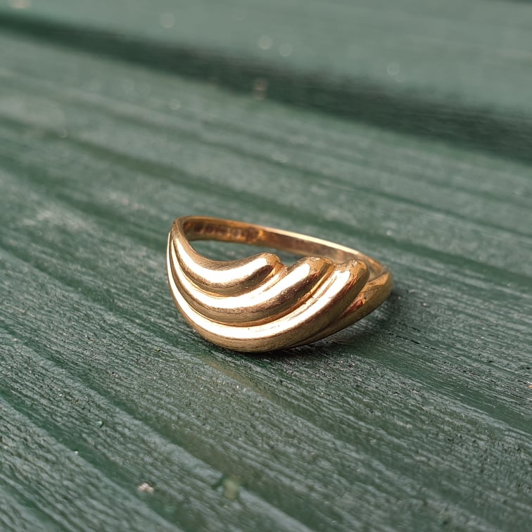 Wave Design Ring in 9ct Gold. - Gems Afire - Vintage Jewellery UK