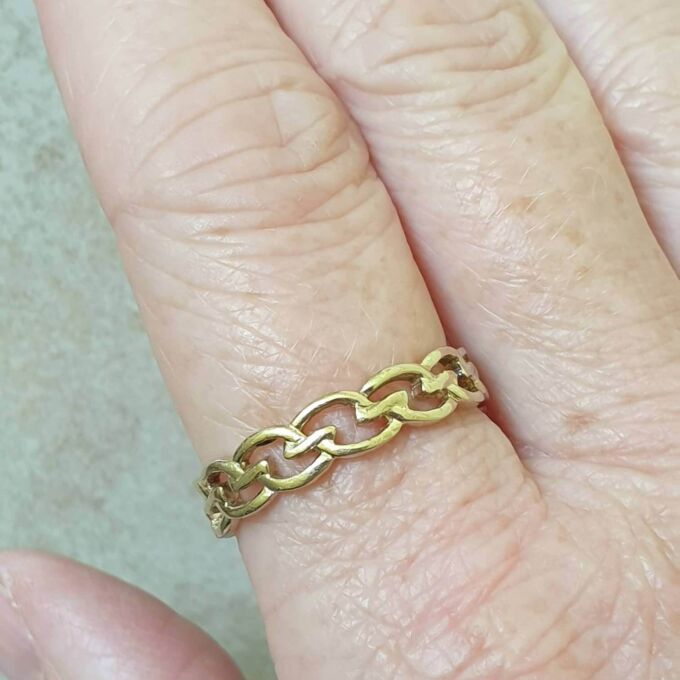 Chain Link Design Ring in 9ct Gold. - Gems Afire - Vintage Jewellery UK