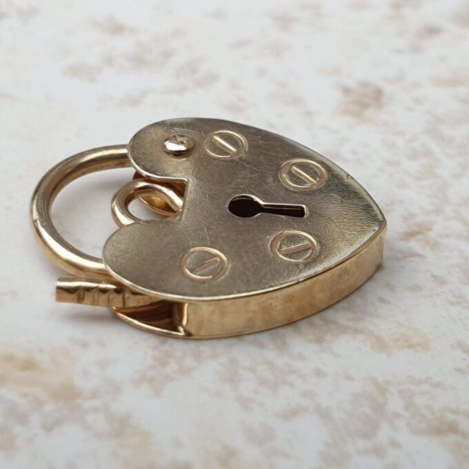 Simple Small Heart Padlock in 9ct Gold. - Gems Afire - Vintage Jewellery UK