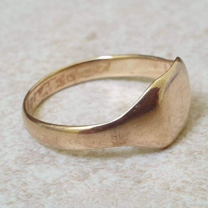 Simple Plain Signet Ring in 9ct Gold. - Gems Afire - Vintage Jewellery UK