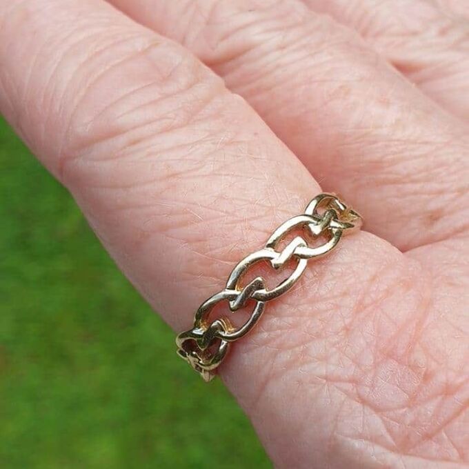 Chain Link Design Ring in 9ct Gold. - Gems Afire - Vintage Jewellery UK