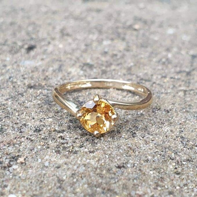 Citrine Solitaire Ring in 9ct Gold. - Gems Afire - Vintage Jewellery UK