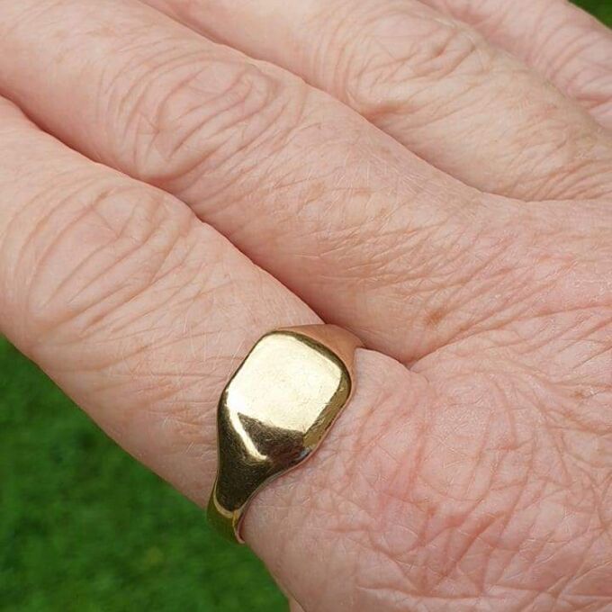 Simple Plain Signet Ring in 9ct Gold. - Gems Afire - Vintage Jewellery UK
