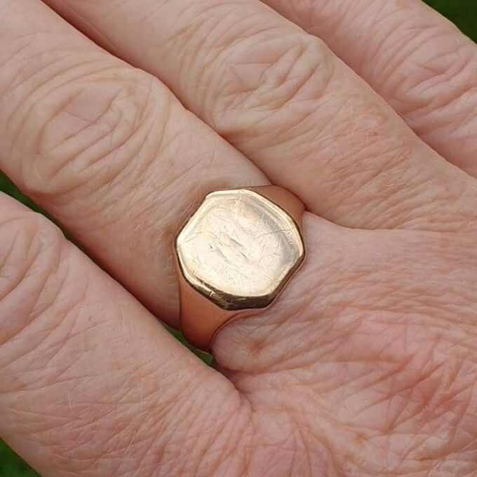 Simple Signet Ring in 9ct Gold. - Gems Afire - Vintage Jewellery UK
