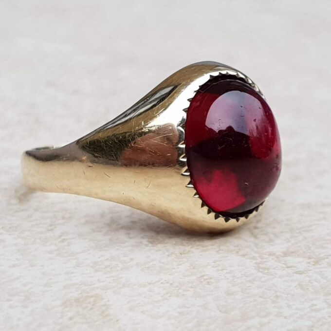 Bold Synthetic Ruby Cabochon Signet Ring in 9ct Gold, a UK M or a US 6 ...