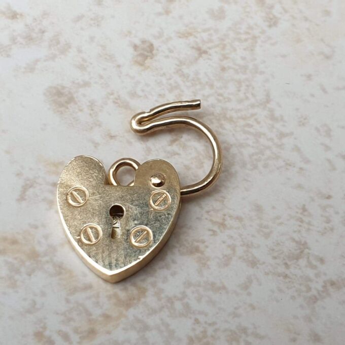Simple Small Heart Padlock in 9ct Gold. - Gems Afire - Vintage Jewellery UK