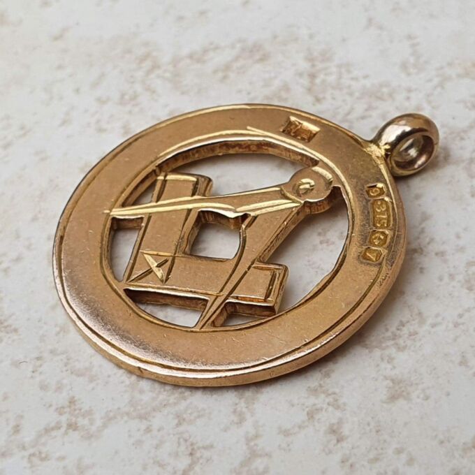 Square and Compass Masonic Pendant Fob in 9ct Gold - Gems Afire ...