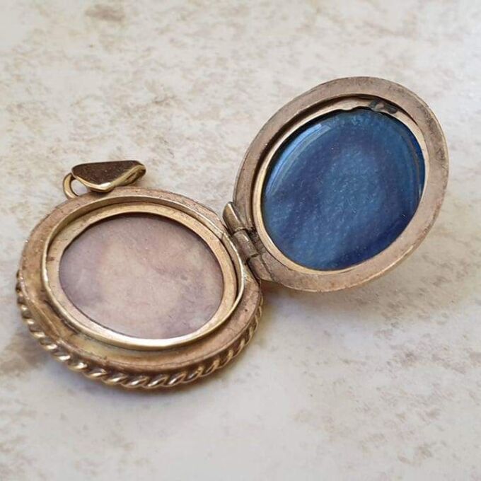 Unusual Circular Locket in 9ct Gold - Gems Afire - Vintage Jewellery UK
