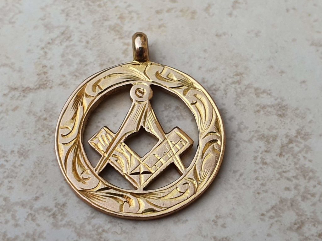 Square and Compass Masonic Pendant Fob in 9ct Gold - Gems Afire ...