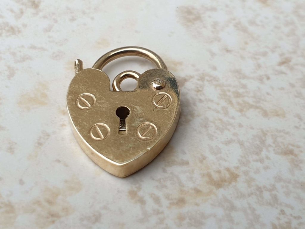 Simple Small Heart Padlock in 9ct Gold. - Gems Afire - Vintage Jewellery UK