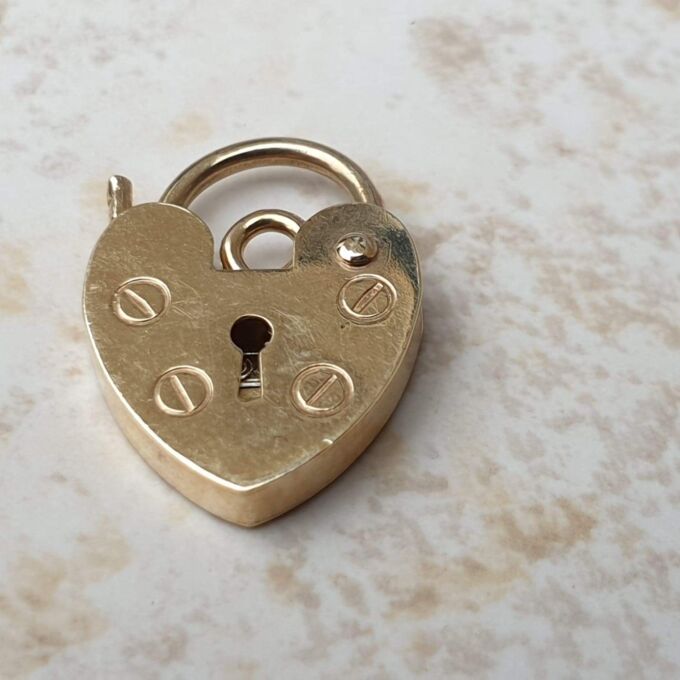 Simple Small Heart Padlock in 9ct Gold. - Gems Afire - Vintage Jewellery UK