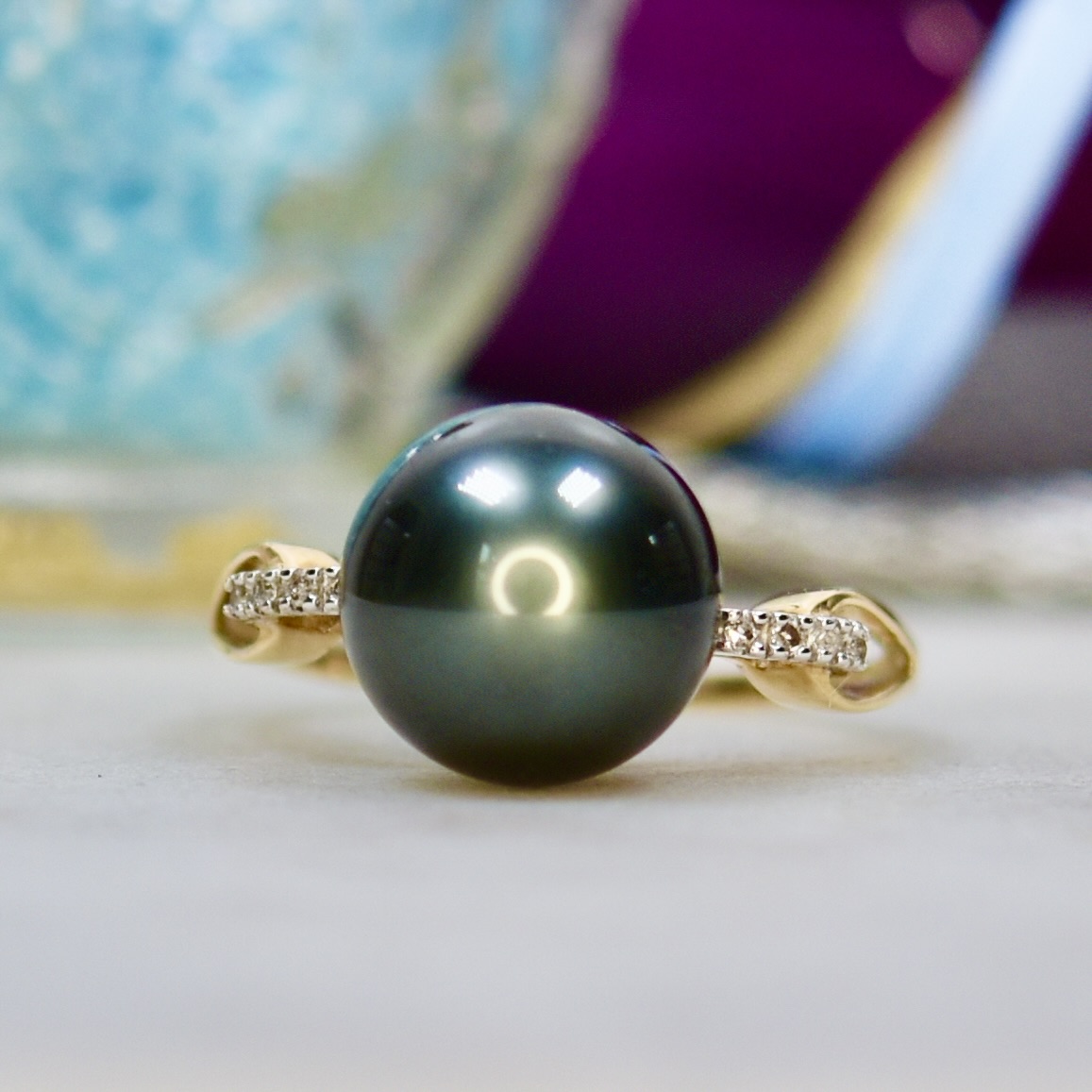 Faux Black Pearl Ring in 9ct gold. - Gems Afire - Vintage Jewellery UK