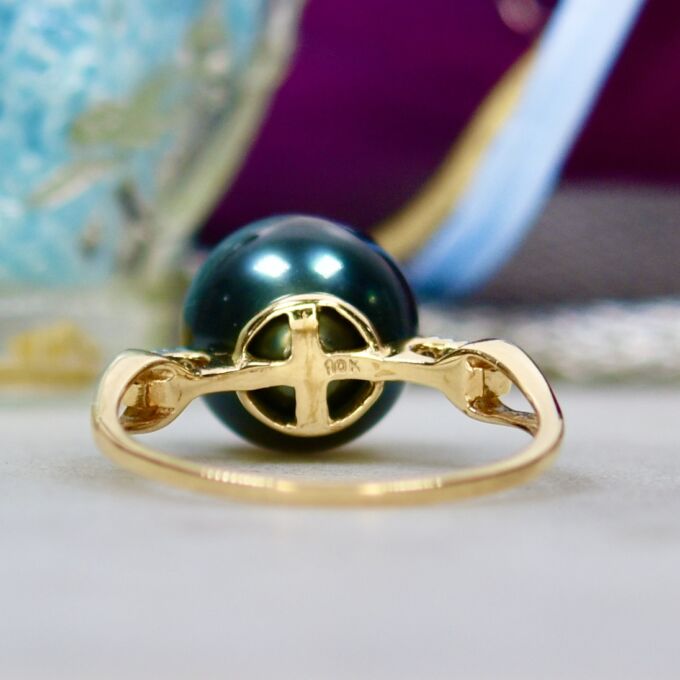 Faux Black Pearl Ring in 9ct gold. - Gems Afire - Vintage Jewellery UK