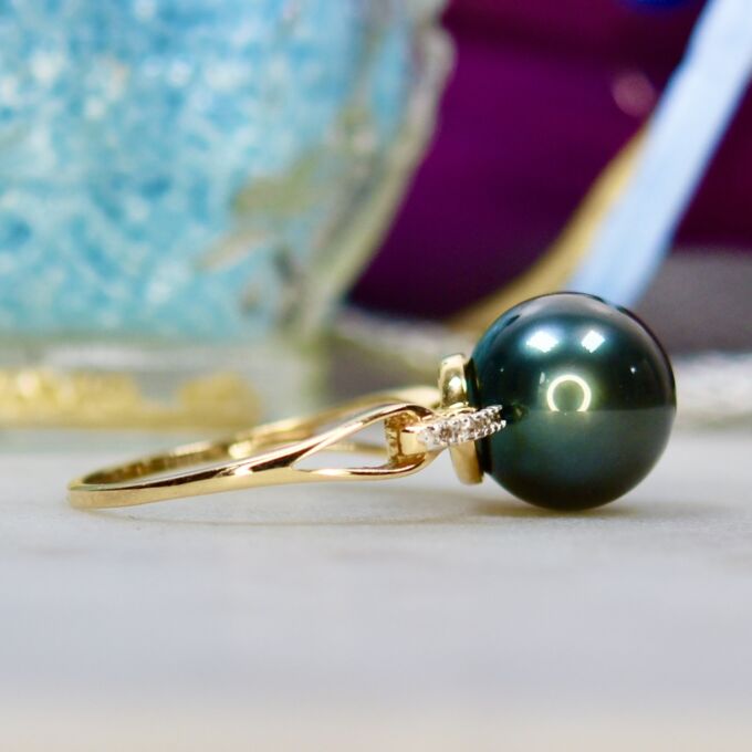 Faux Black Pearl Ring in 9ct gold. - Gems Afire - Vintage Jewellery UK