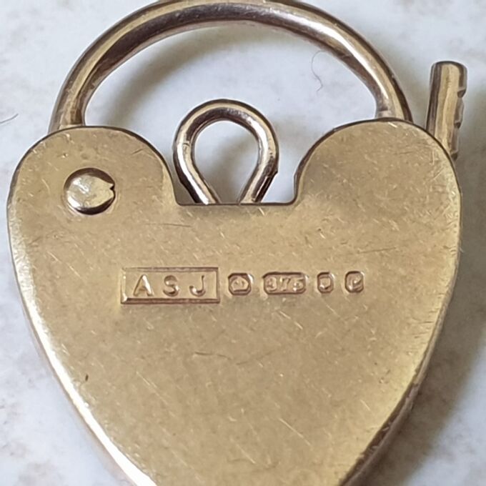 Small Heart Padlock in 9ct Gold - Gems Afire - Vintage Jewellery UK