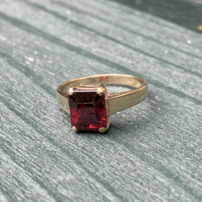 Garnet Solitaire Ring in 9ct Gold - Gems Afire - Vintage Jewellery UK