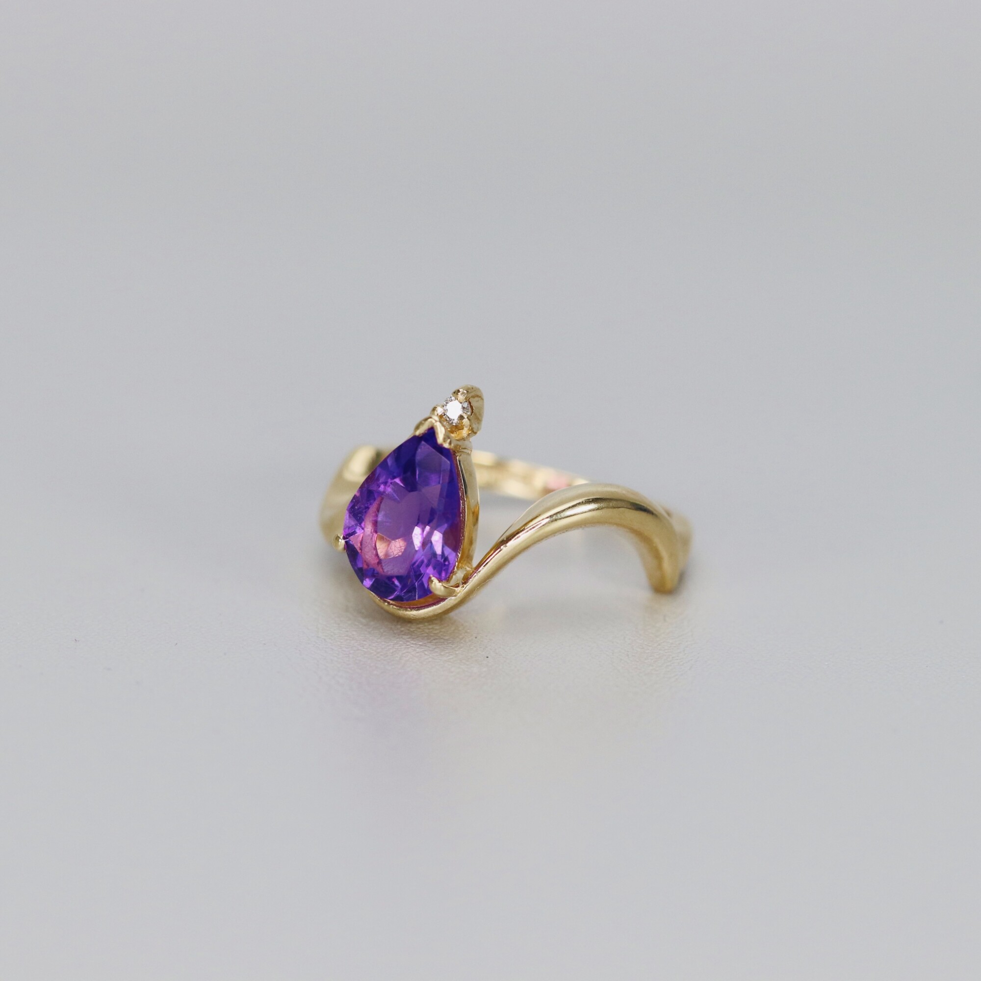 Pear Amethyst Twist Band in 10ct Gold - Gems Afire - Vintage Jewellery UK