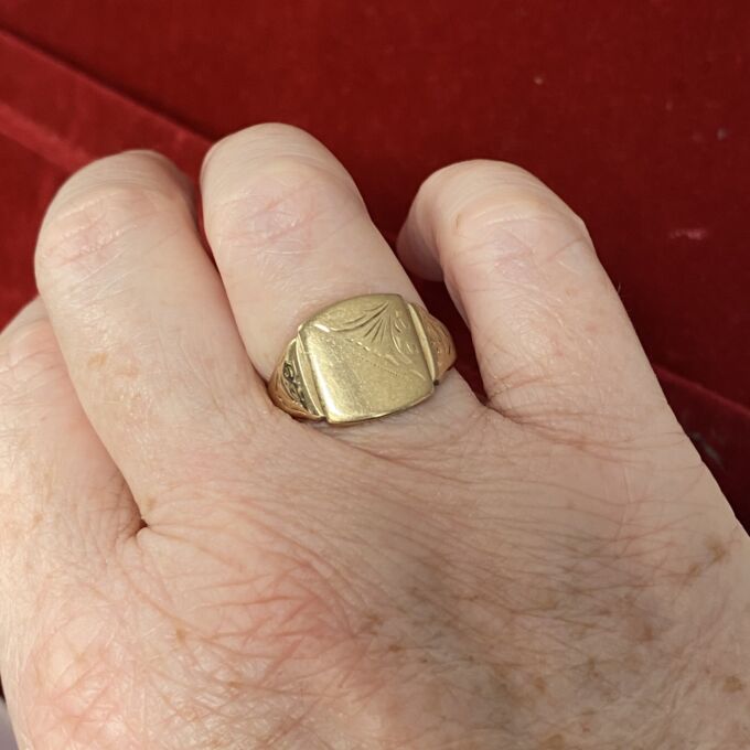 Part Engraved Signet Ring in 9ct Gold - Gems Afire - Vintage Jewellery UK