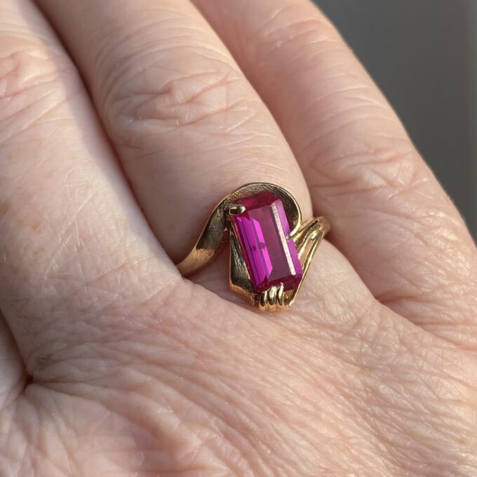 Synthetic Ruby Ring in 10ct Gold - Gems Afire - Vintage Jewellery UK