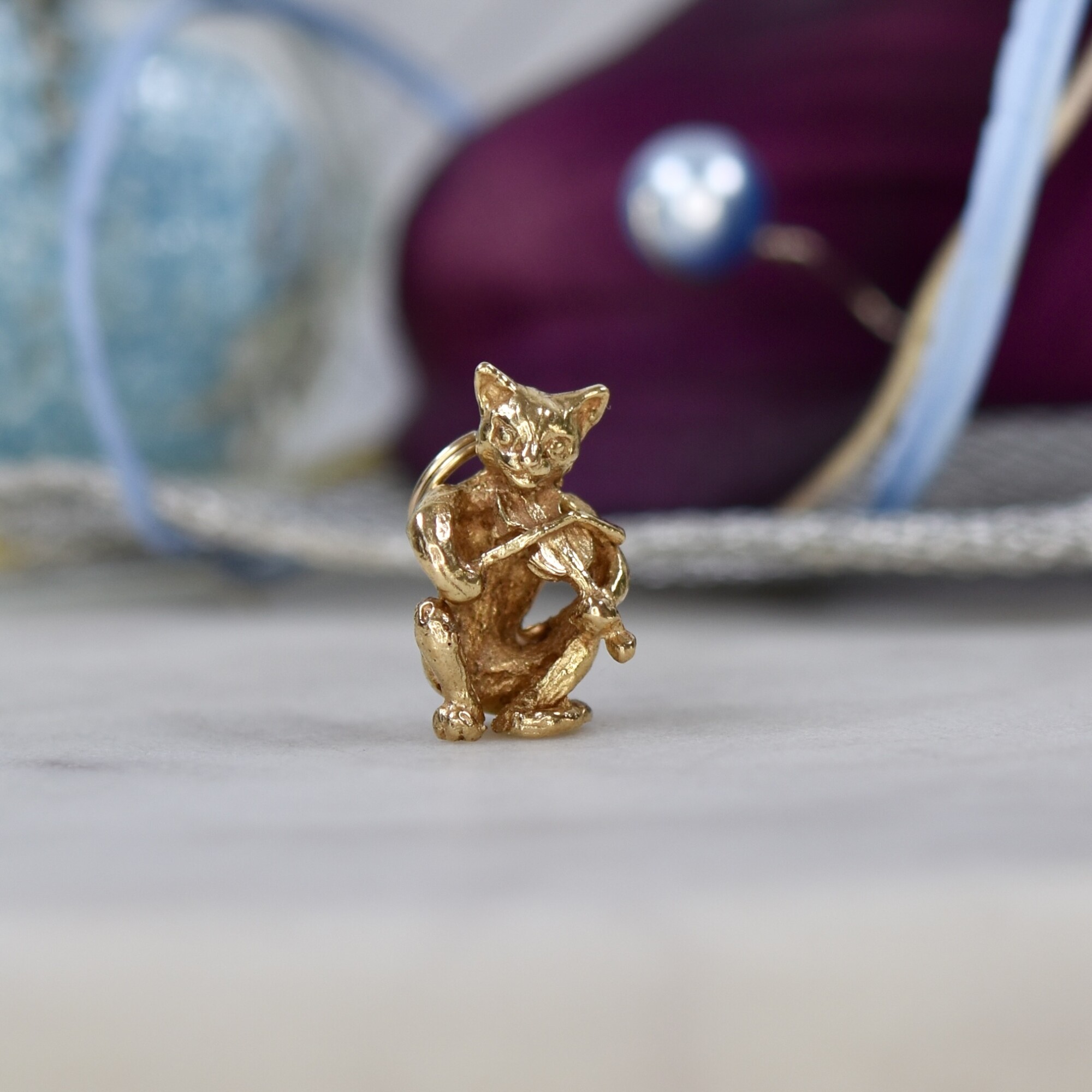 Fiddle Playing Cat in 9ct Gold - Gems Afire - Vintage Jewellery UK