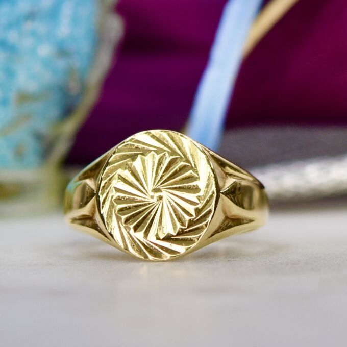 Patterned Signet Ring in 9ct Gold - Gems Afire - Vintage Jewellery UK